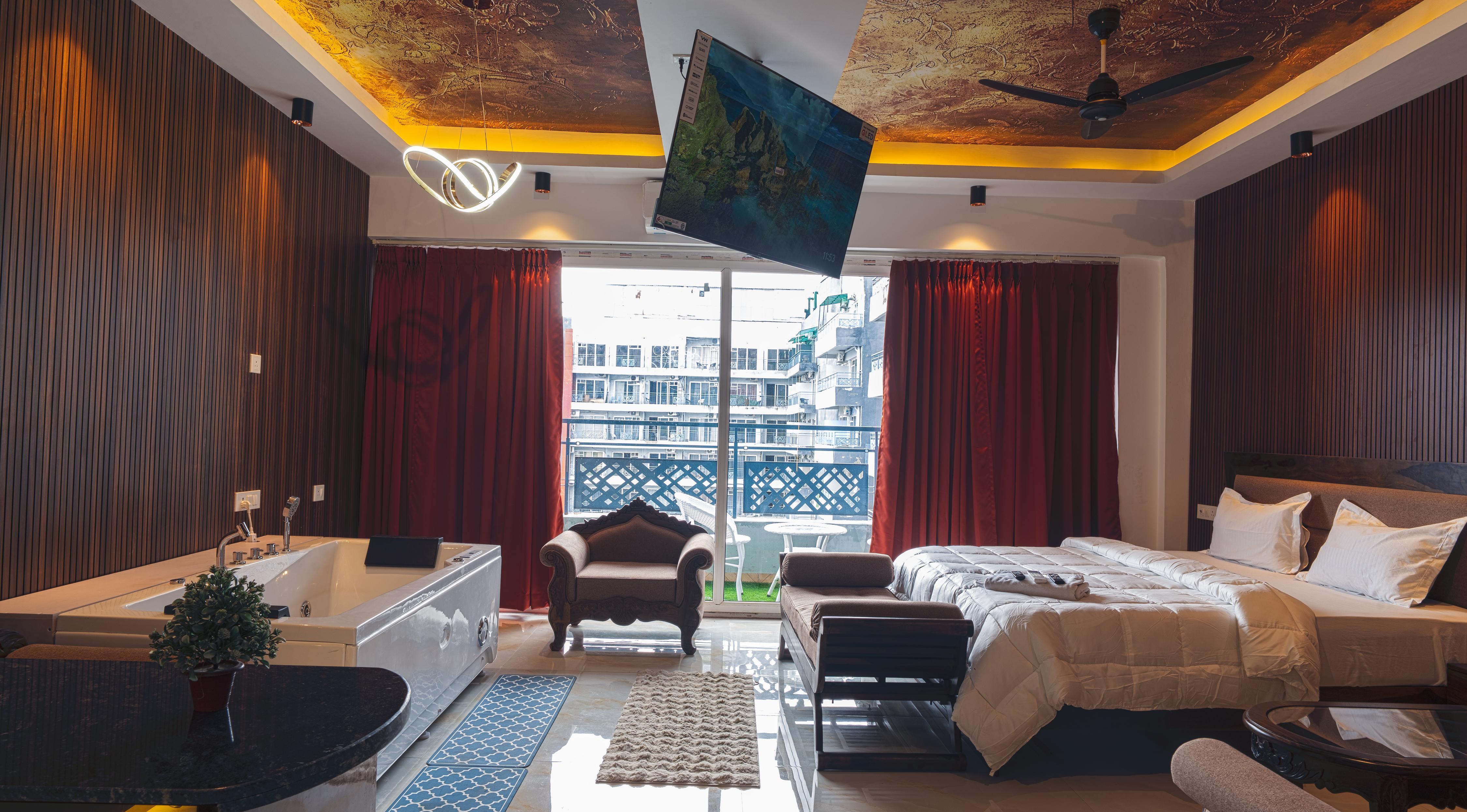 Jacuzzi Golden Aura Suite with Private Jacuzzi Apartment Greater Noida ...